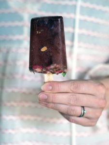 Sodavandsis: HER får DU opskrift på hjemmelavet Sun Lolly is